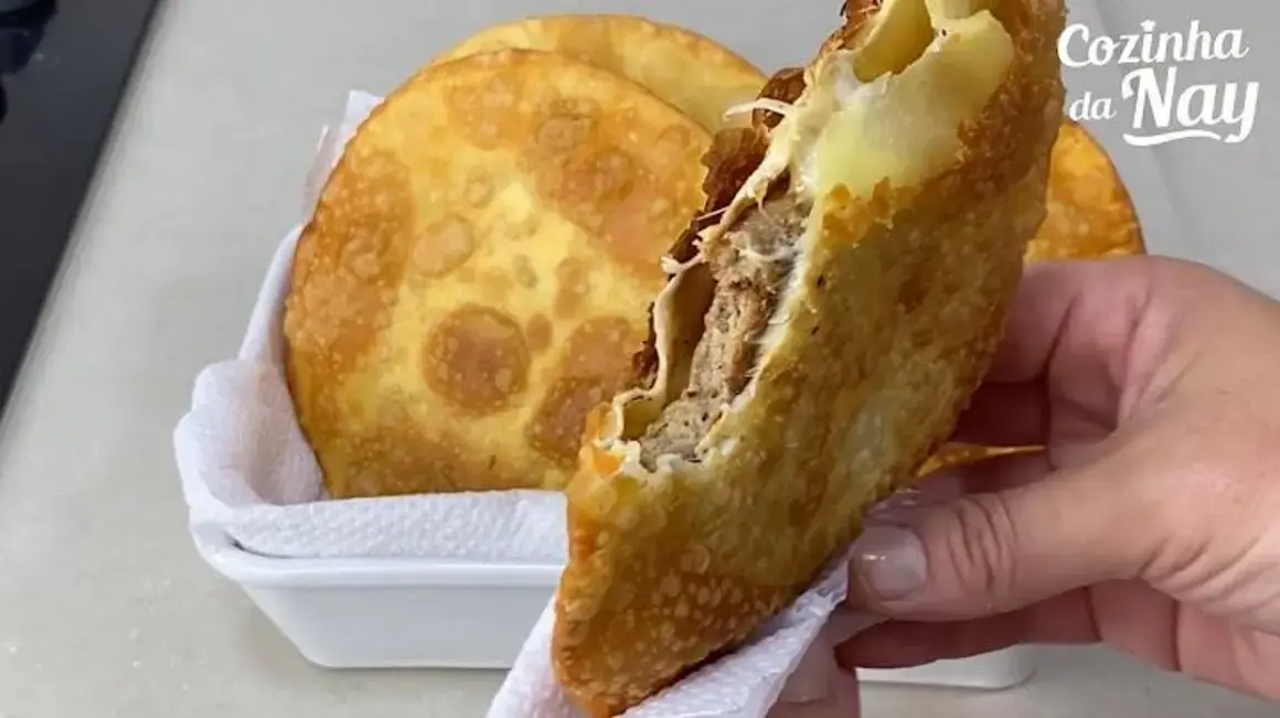 Receita de Pastel Recheado de Um Jeito Que Você Nunca Viu Antes e Delicioso